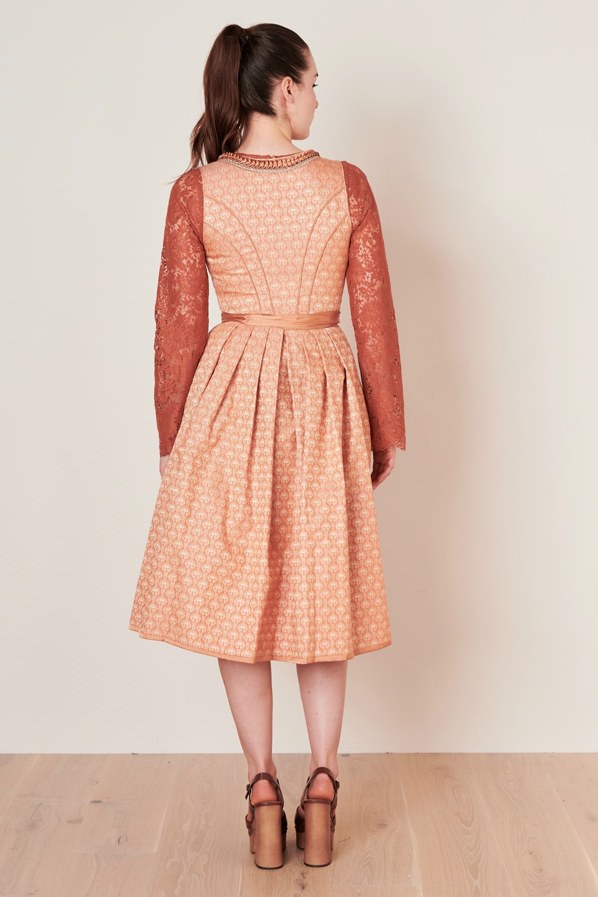 Dirndl Rixa (70cm) in orange im Krüger Dirndl Online Shop