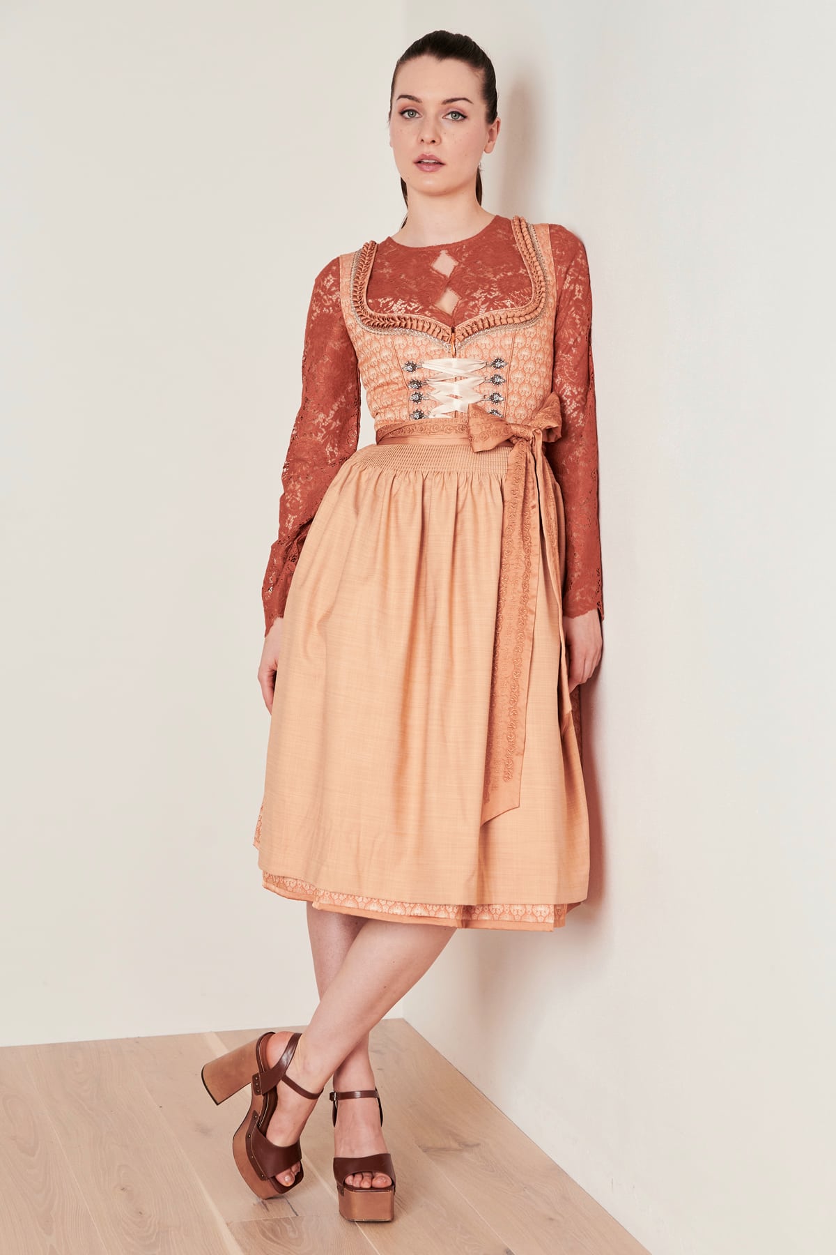 Dirndl Rixa (70cm) in orange im Krüger Dirndl Online Shop
