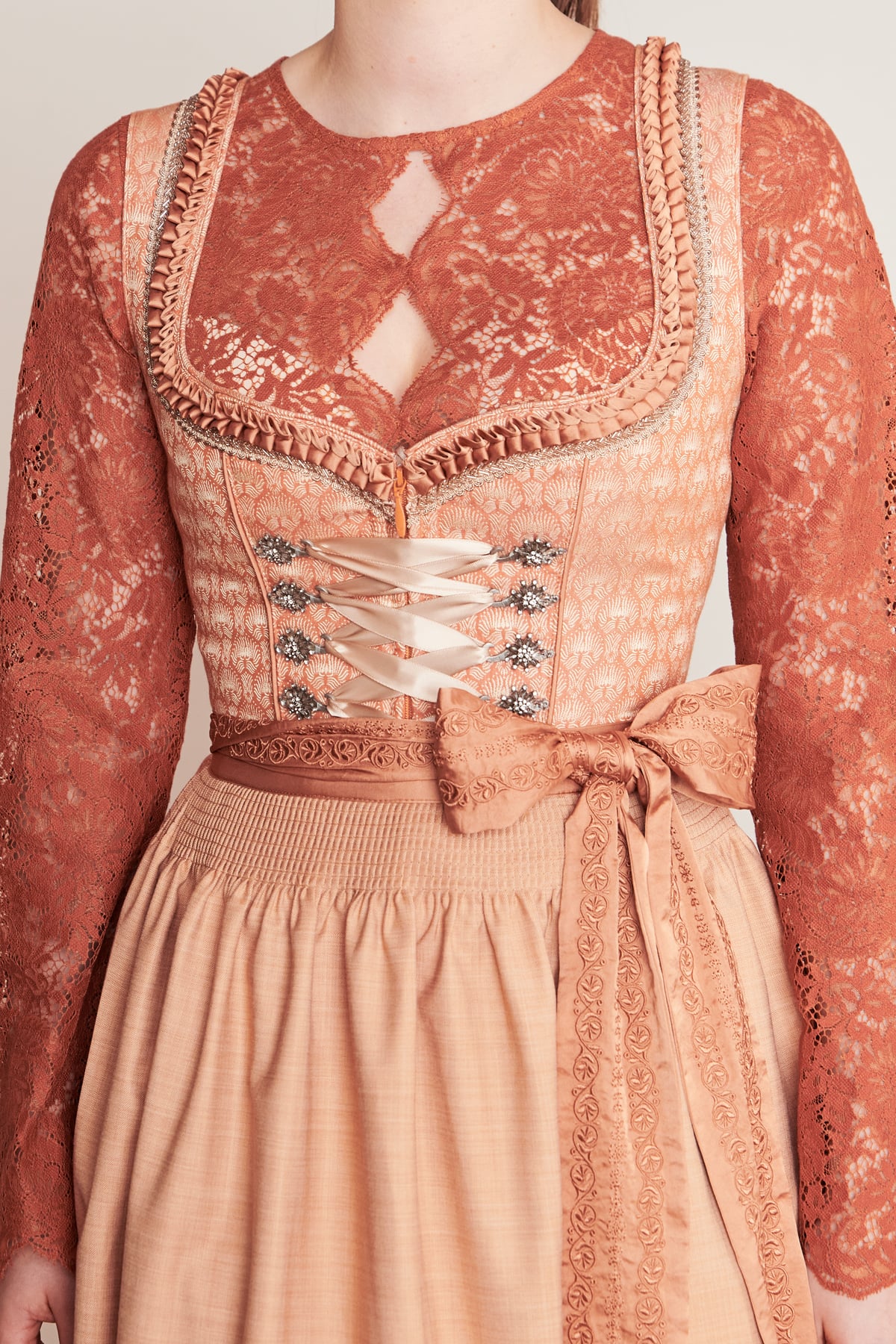 Dirndl Rixa (70cm) in orange im Krüger Dirndl Online Shop