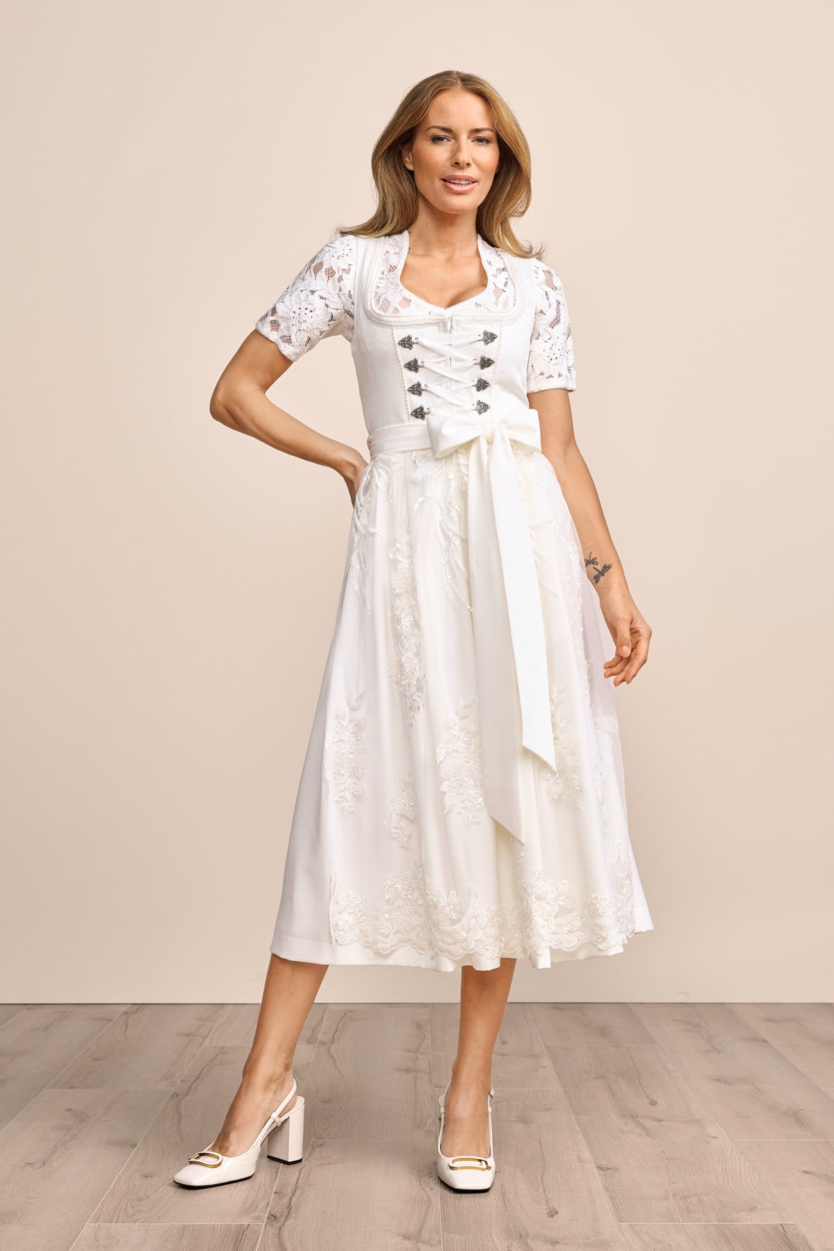Dirndl Yaisa (80cm) in ecru im Krüger Dirndl Online Shop