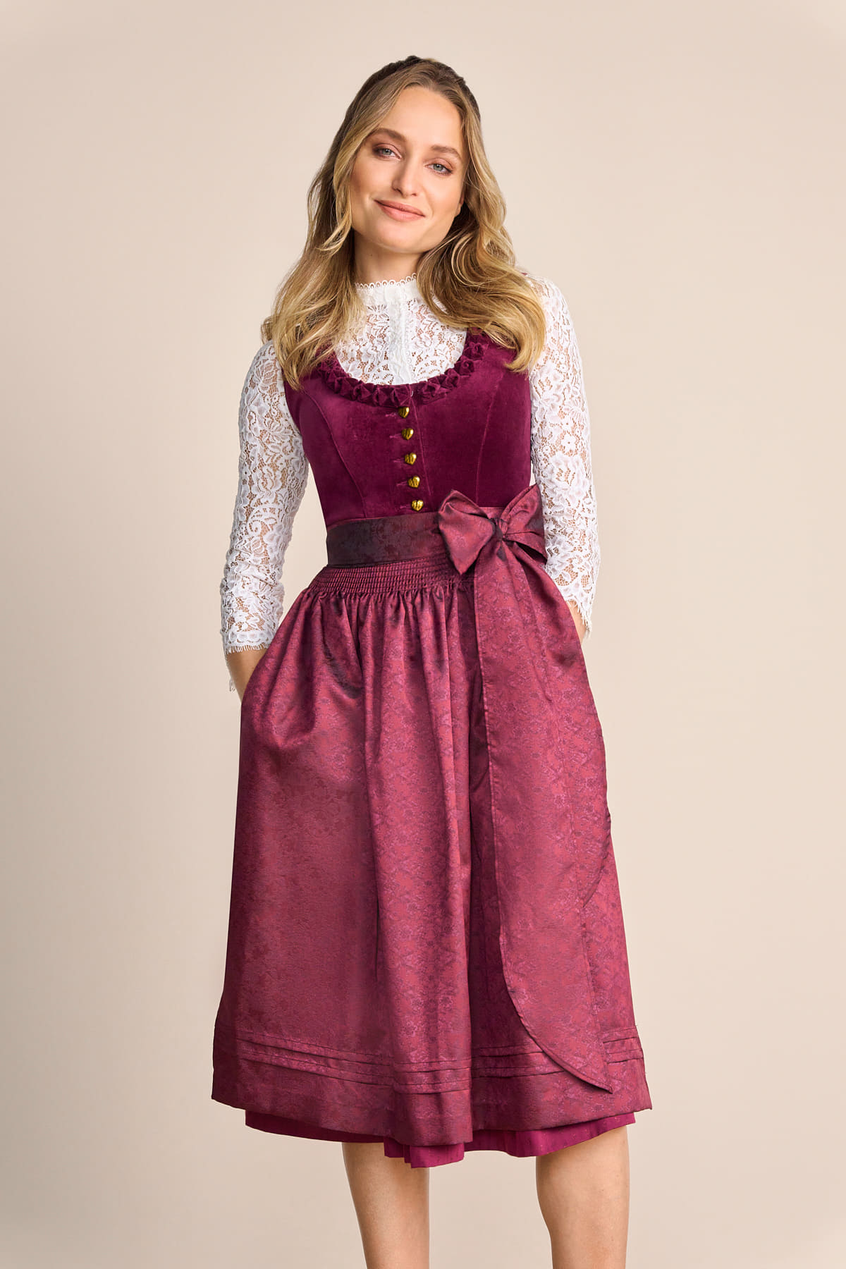 Dirndl Ayana (70cm) in rot im Krüger Dirndl Online Shop