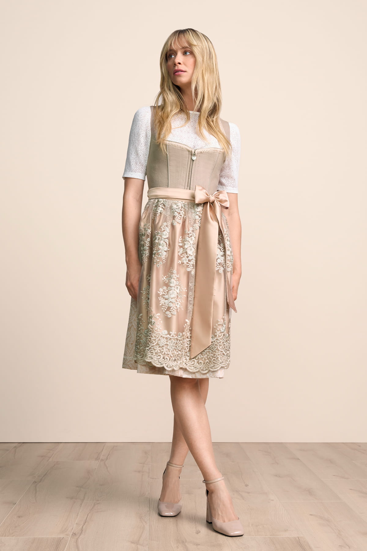Dirndl Vivianna (60cm) in beige im Krüger Dirndl Online Shop