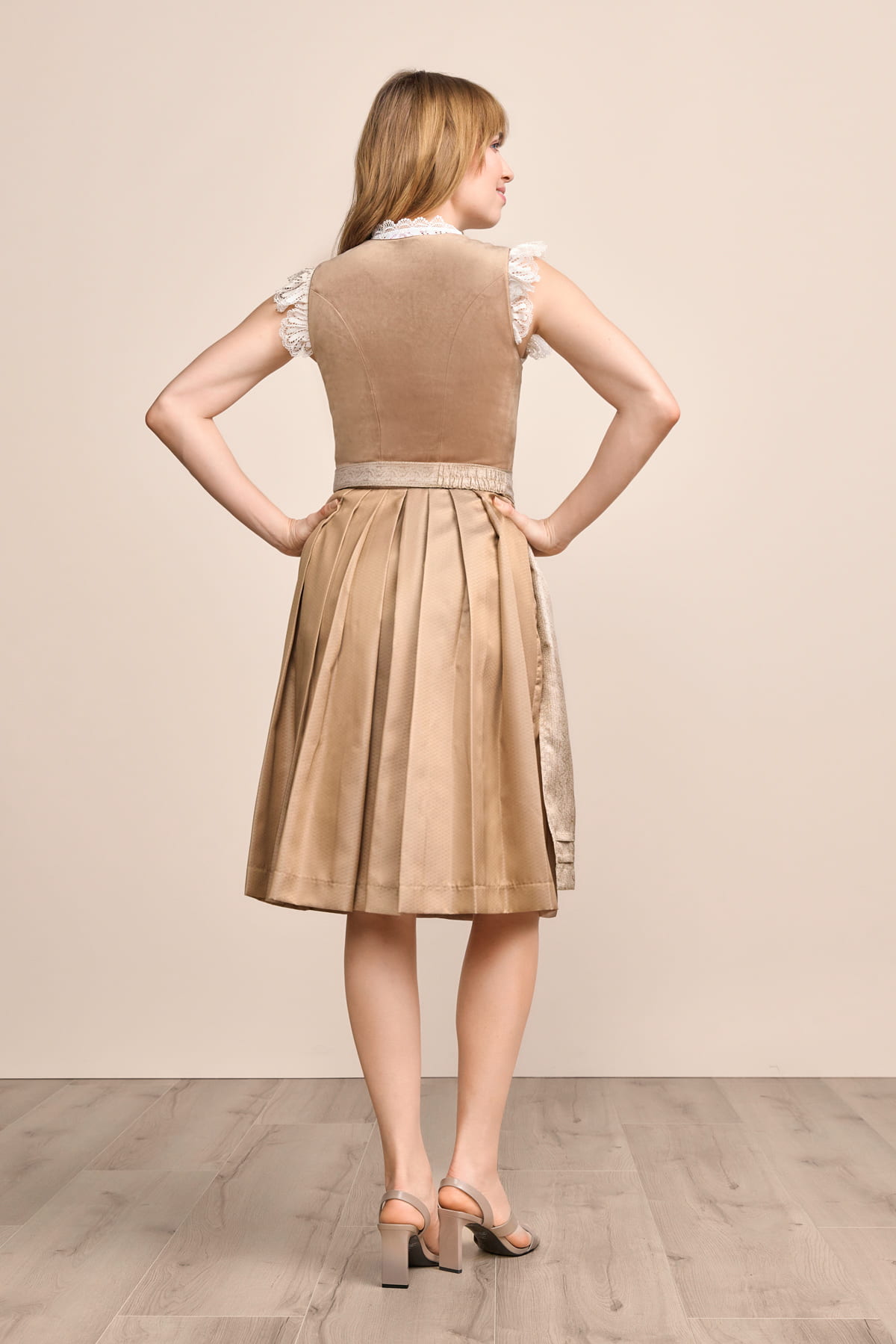 Dirndl Aurela (60cm) in beige im Krüger Dirndl Online Shop