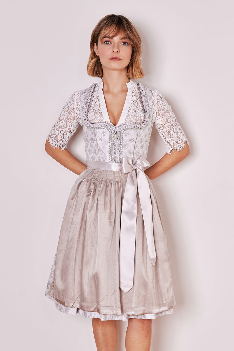 Beige Dirndl im Krüger Dirndl Online Shop