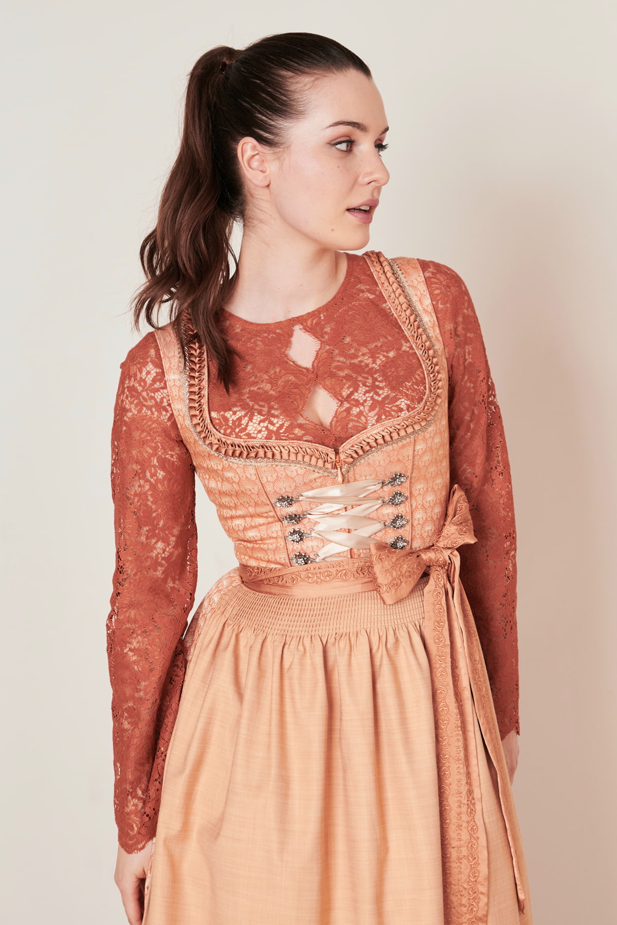Dirndl Rixa (70cm) in orange im Krüger Dirndl Online Shop