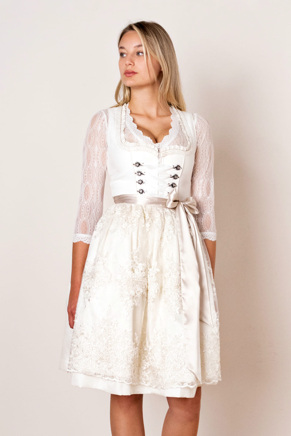 Hochzeitsdirndl & Brautdirndl in verschiedenen Farben ♥