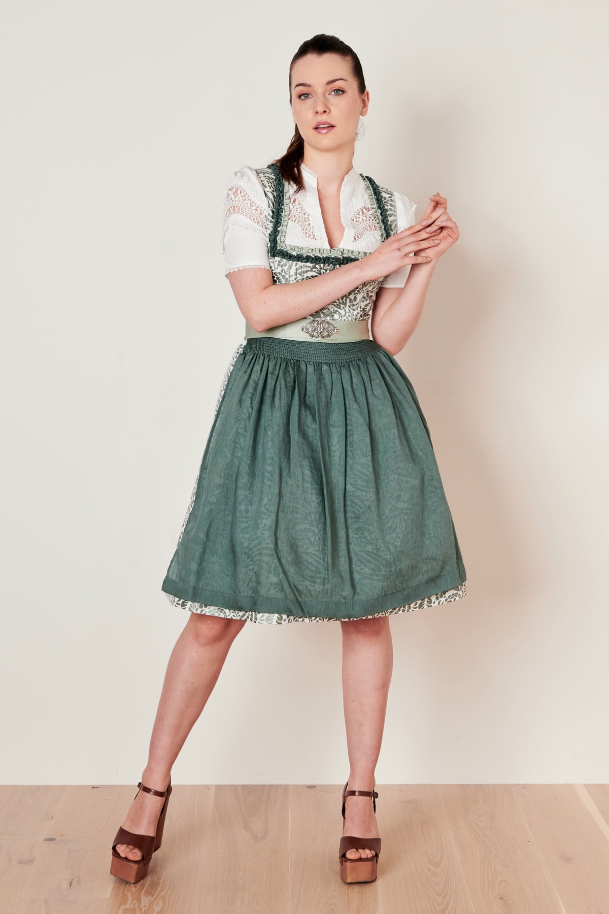 Dirndl Fritza (60cm) in grün im Krüger Dirndl Online Shop