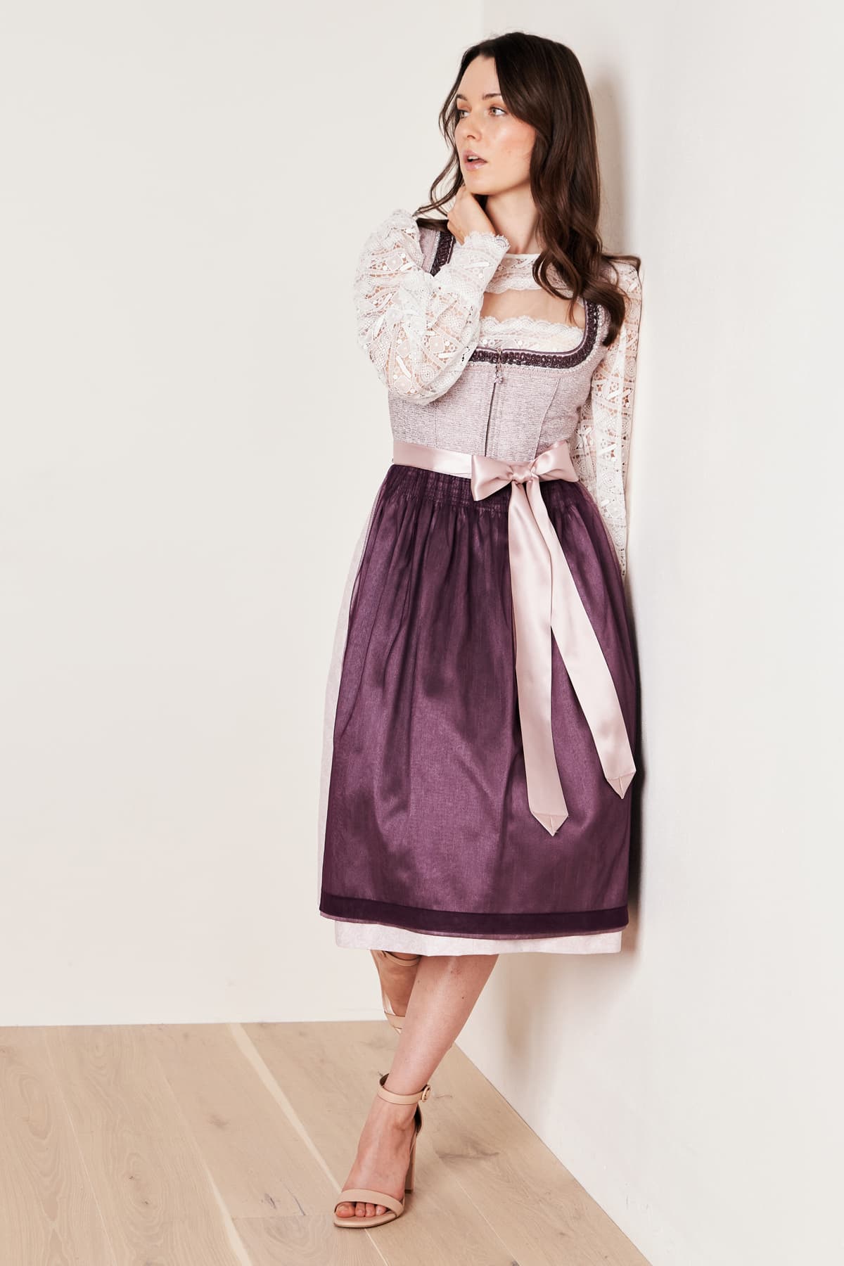 Dirndl Abriana (70cm) in lila im Krüger Dirndl Online Shop