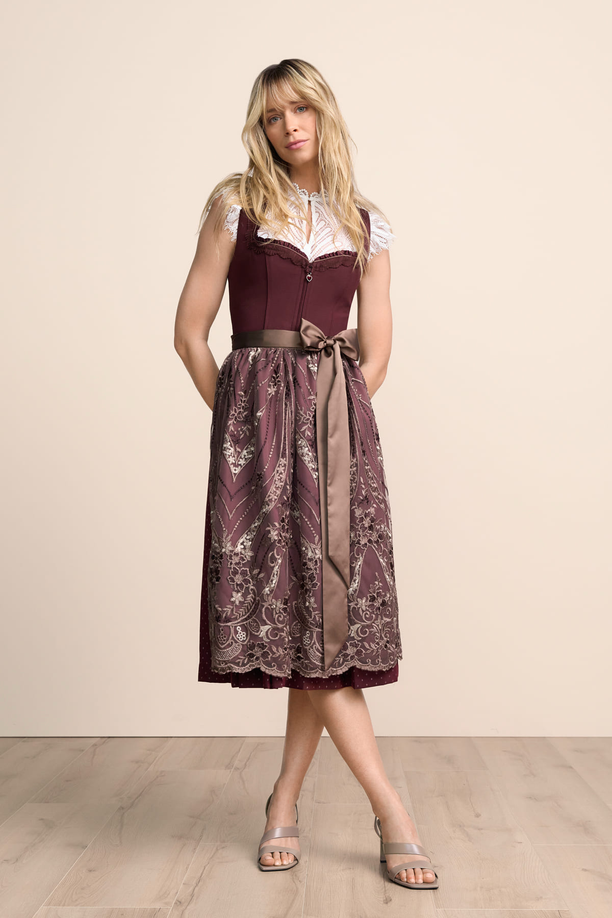 Dirndl Taraneh (70cm) in rot im Krüger Dirndl Online Shop