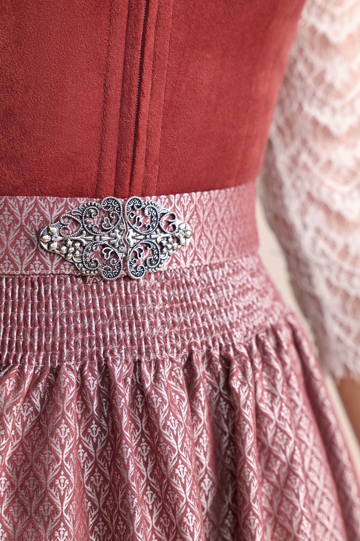 Dirndl Alisha (60cm) in rot im Krüger Dirndl Online Shop