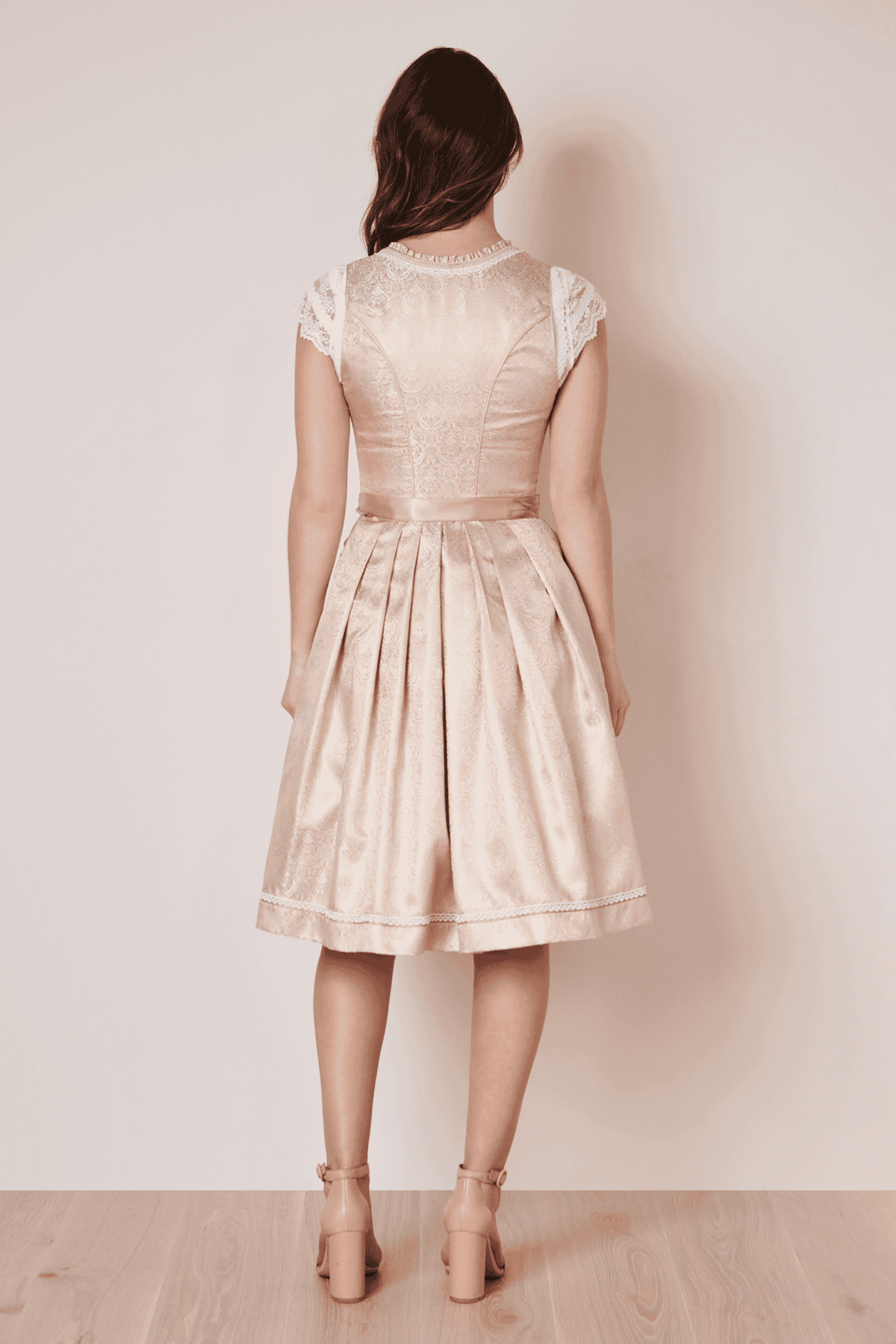 Dirndl Kailia (60cm) in beige im Krüger Dirndl Online Shop