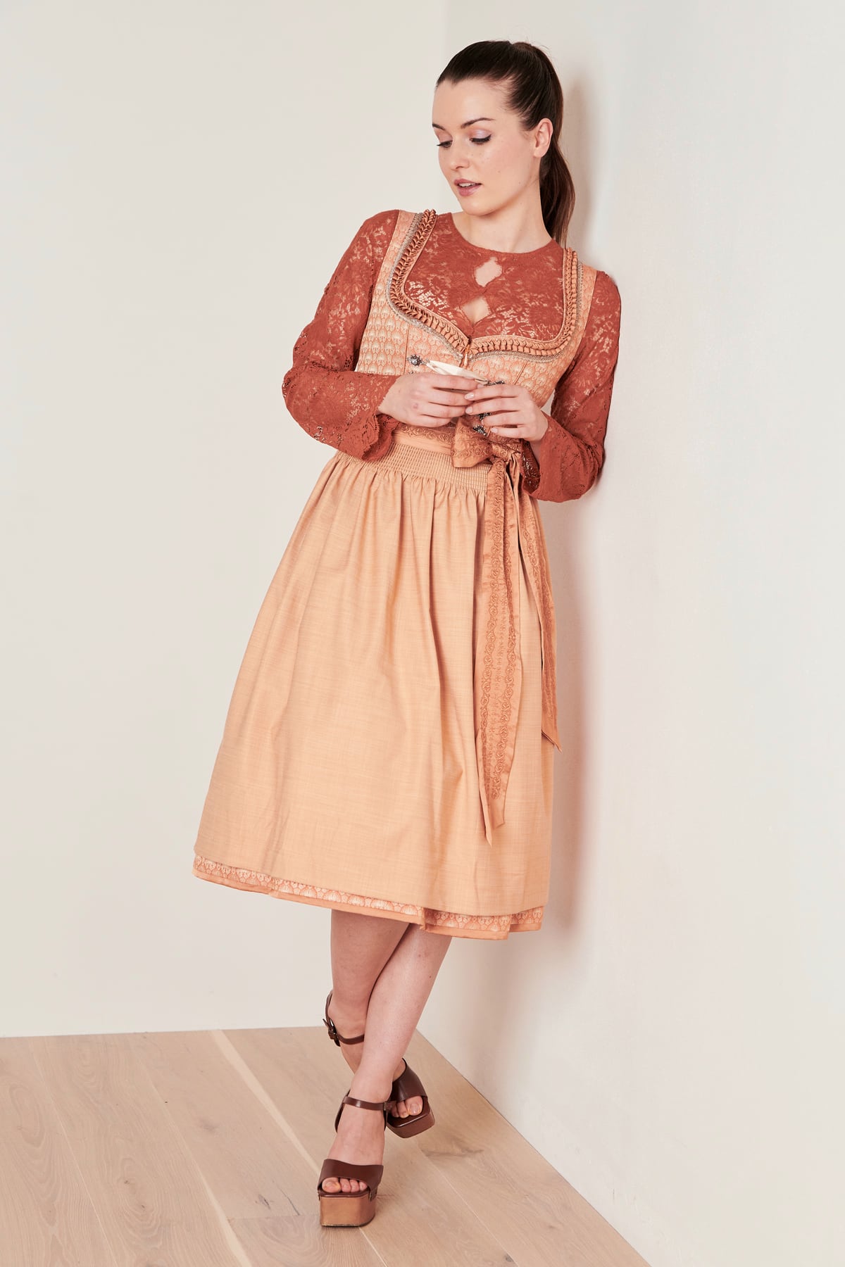 Dirndl Rixa (70cm) in orange im Krüger Dirndl Online Shop