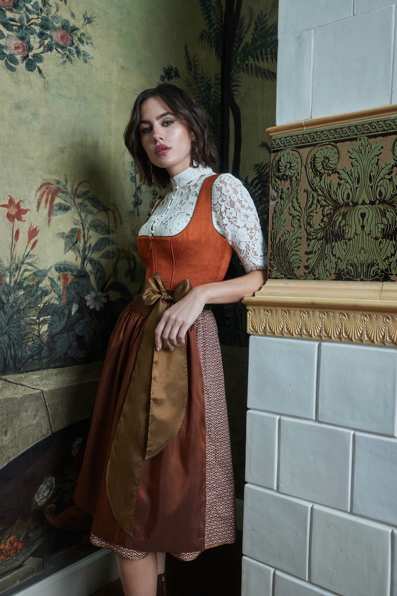 Dirndl Isa (70cm) in rot im Krüger Dirndl Online Shop